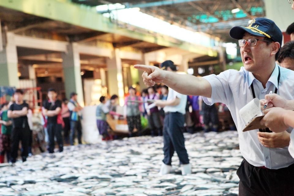 [8월호 표지] 부산 공동어시장 경매사